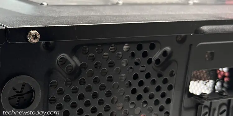 So öffnen Sie ein PC-Gehäuse sicher - Mundo Geek