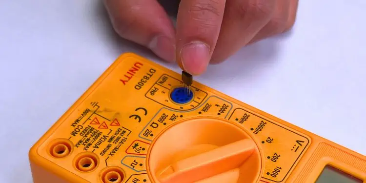 Comment utiliser un multimètre numérique ? (Guide du débutant) - Mundo Geek