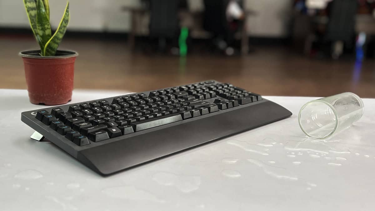 Acqua versata sulla tastiera: ecco come risolverlo - Mundo Geek