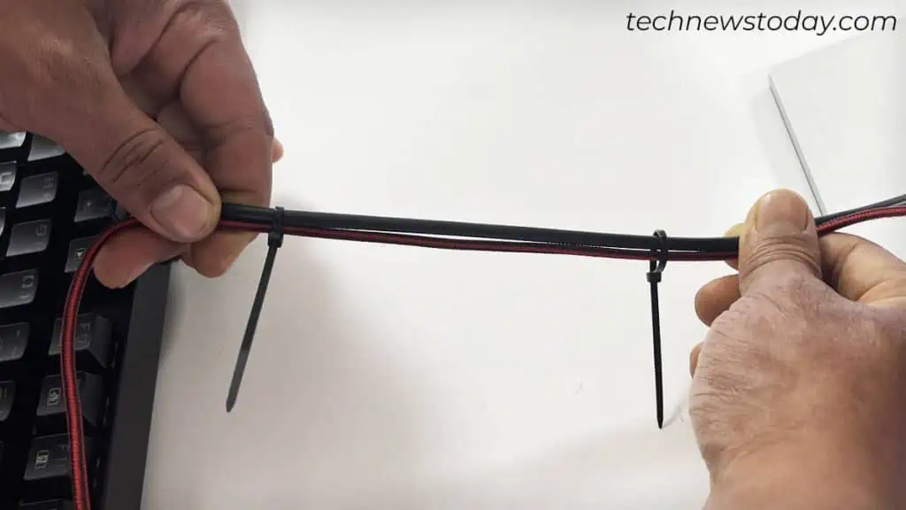 キーボードとマウスのケーブルを整理する (6 つの最良の方法) - Mundo Geek