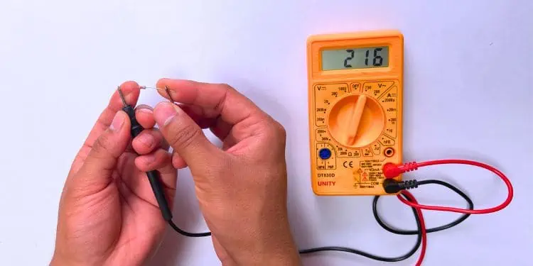 Hoe gebruik je een digitale multimeter? (Beginnersgids) - Mundo Geek