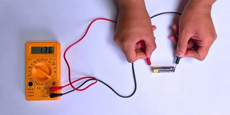 Hoe gebruik je een digitale multimeter? (Beginnersgids) - Mundo Geek
