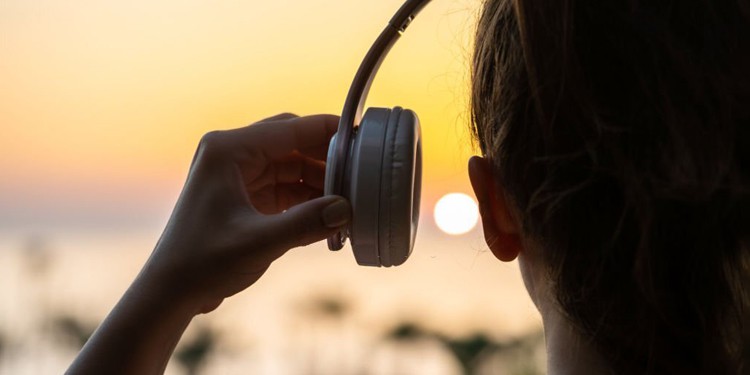 Dlaczego słyszę tylko przez jedną słuchawkę? Jak to naprawić - Mundo Geek