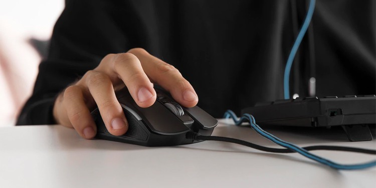 Como segurar um mouse da maneira correta - Mundo Geek
