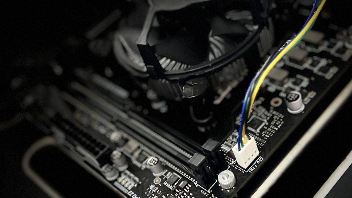 Cabeçalho do ventilador da CPU: conectando corretamente à placa-mãe ...