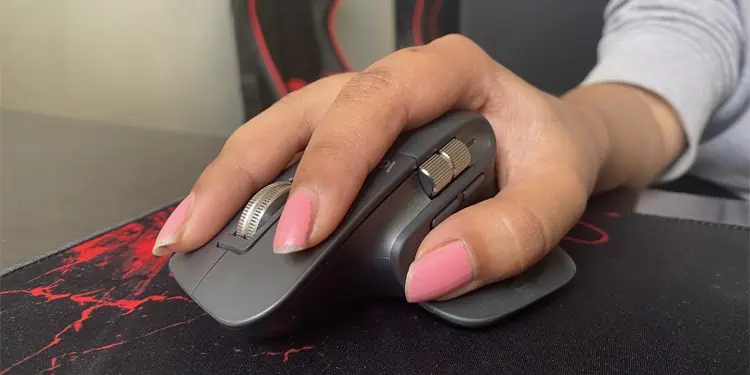Cómo sostener un mouse de la manera correcta - Mundo Geek