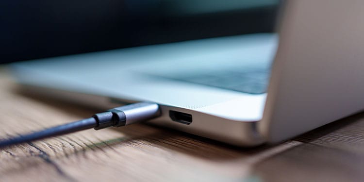 Cómo reparar un cargador de computadora portátil roto - Mundo Geek