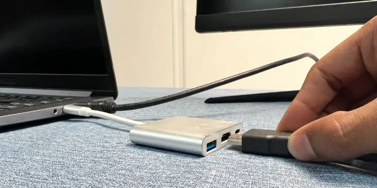 Cómo conectar dos monitores a una computadora portátil (en 5 pasos ...