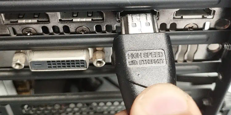 7 formas de arreglar líneas negras en el monitor - Mundo Geek