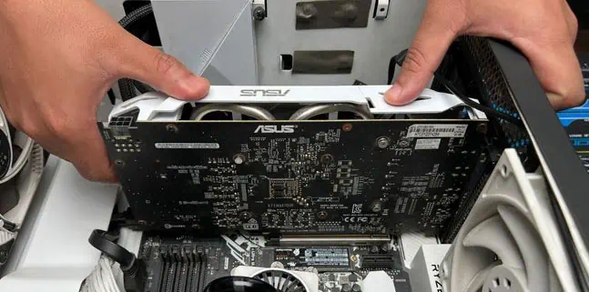 8 formas de arreglar el parpadeo del monitor - Mundo Geek