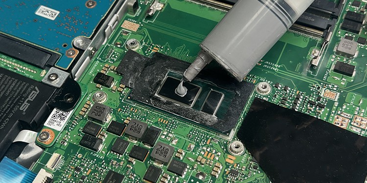 Cómo aplicar pasta térmica en una computadora portátil