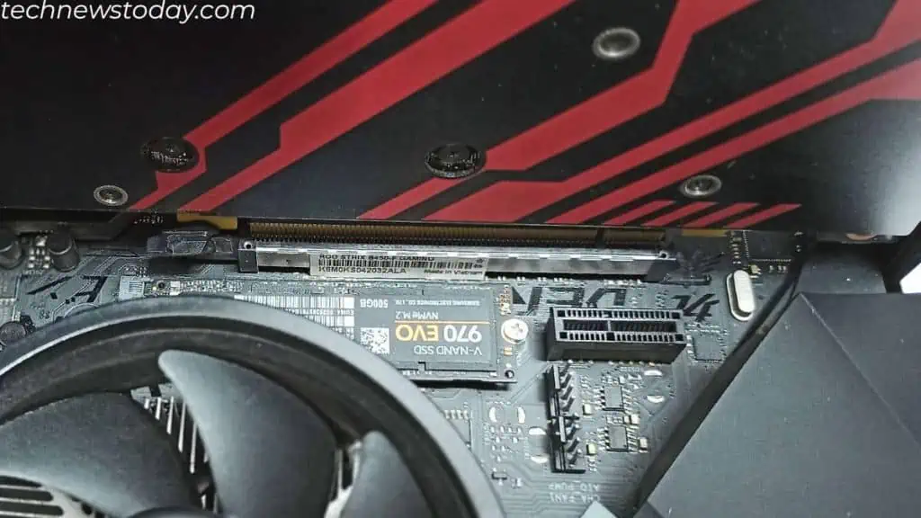 Cómo conectar la GPU a la placa base en 6 pasos - Mundo Geek