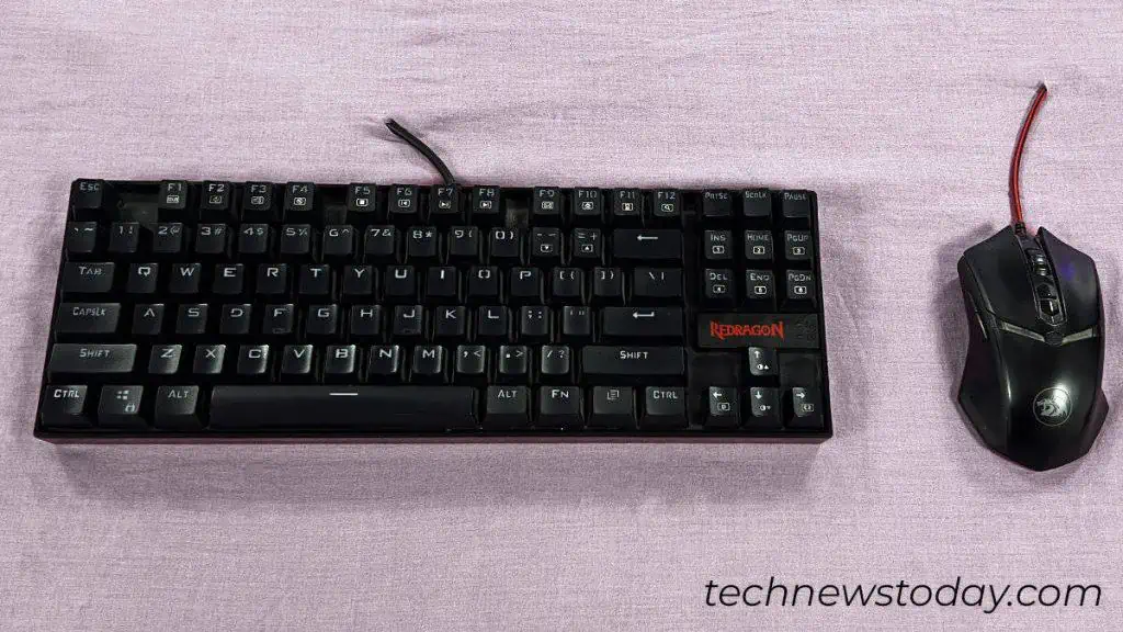 Organización de los cables del teclado y el mouse (6 mejores formas)