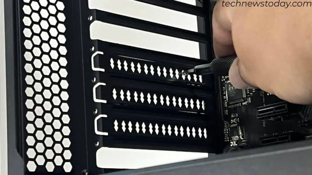 ¿Cómo quitar el soporte de la ranura PCIe? - Mundo Geek