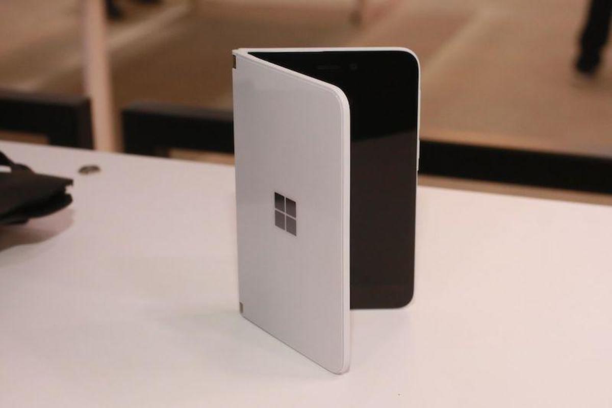 Microsoft trabaja en un teléfono plegable con tres pantallas